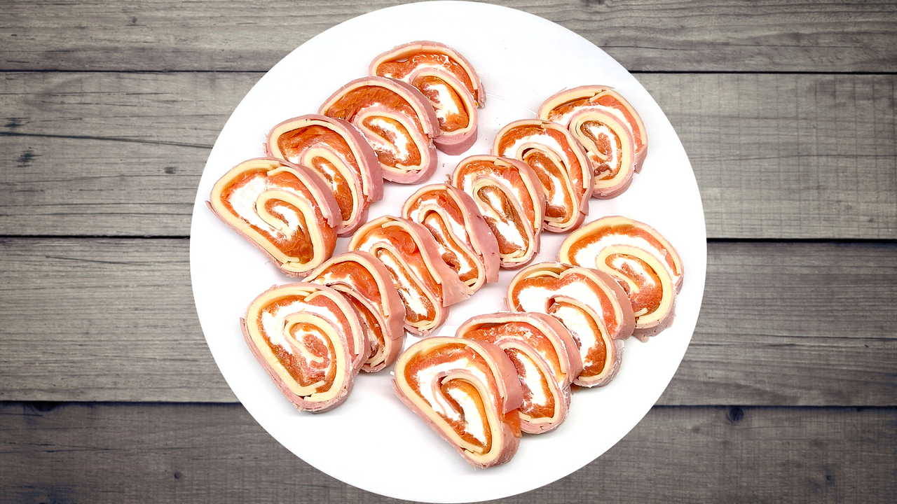 Stačí pouze 4 ingredience: Lososová roláda se šunkou a sýrem hotová za ...